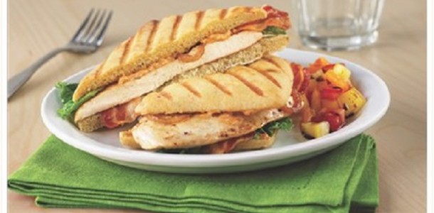Recettes 6 Continents – Panini au poulet césar (Minçavi)